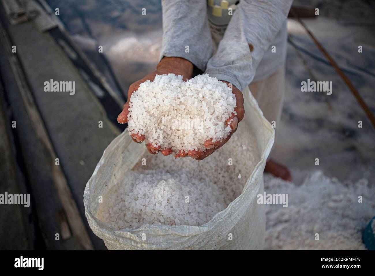 221105 -- PALU, Nov. 5, 2022 -- A farmer shows salt harvested in the ...