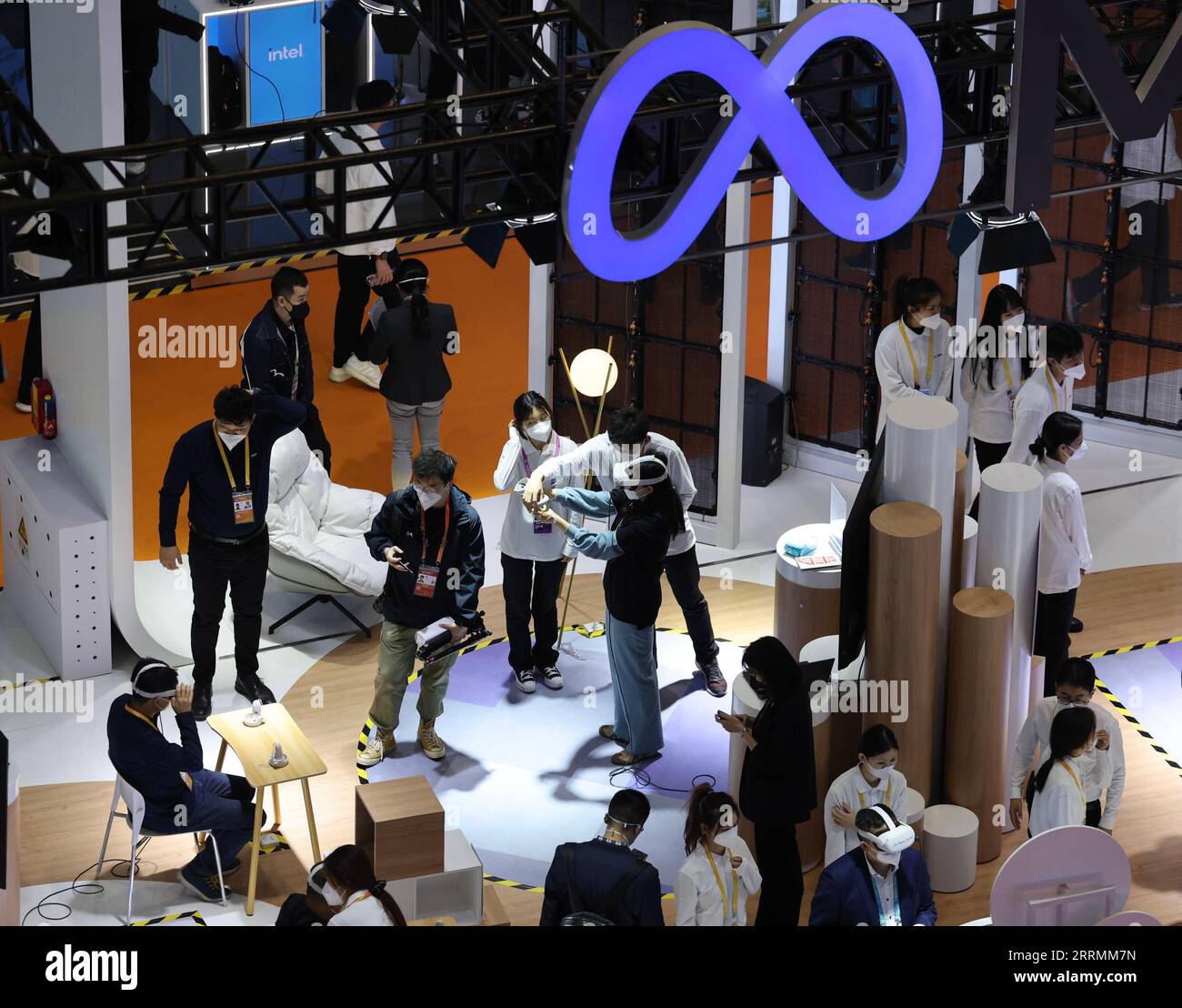 221105 -- SHANGHAI, Nov. 5, 2022 -- People visit the Artificial ...