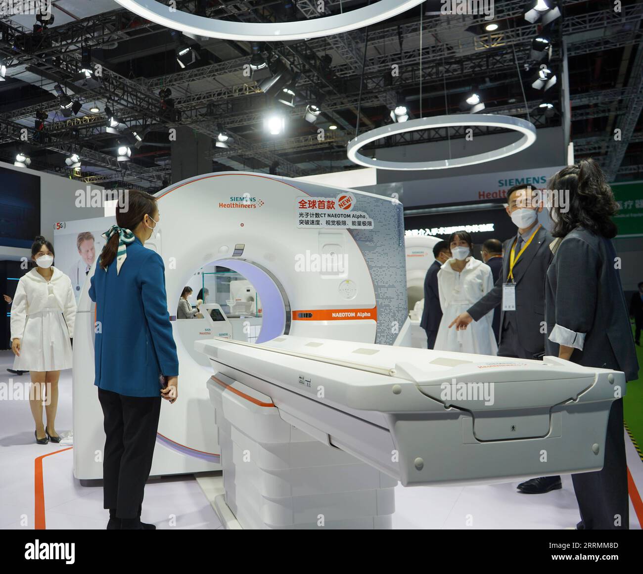 221105 -- SHANGHAI, Nov. 5, 2022 -- A CT scanner from Siemens is ...