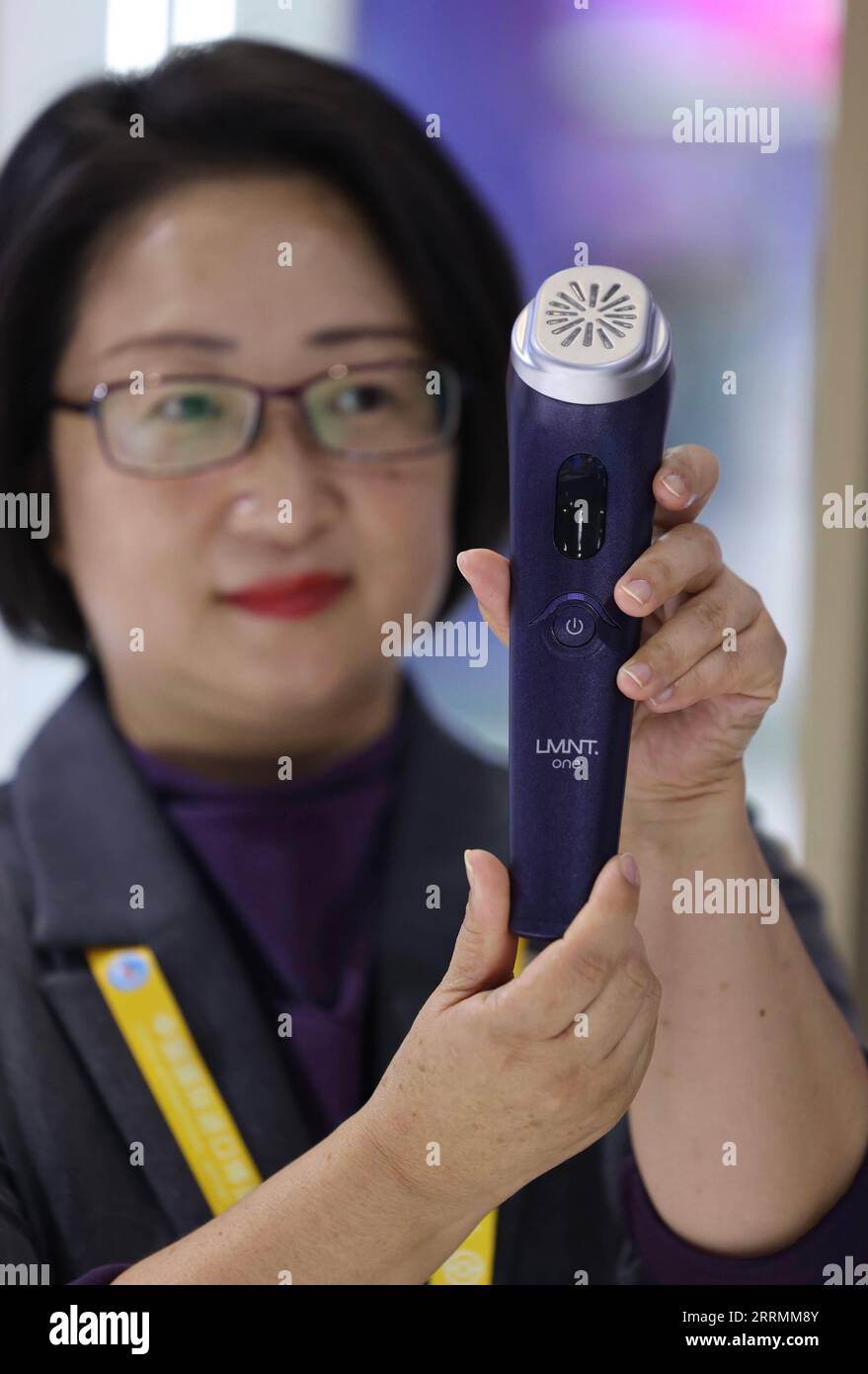 221105 -- SHANGHAI, Nov. 5, 2022 -- A cosmetic instrument is displayed ...