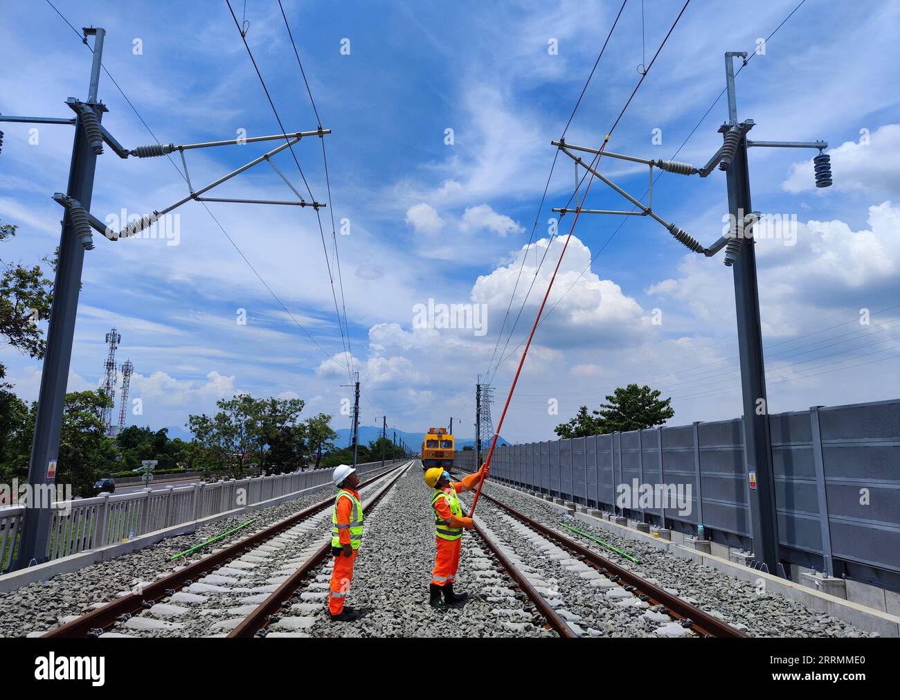 221105 -- JAKARTA, Nov. 5, 2022 -- Workers conduct electricity ...