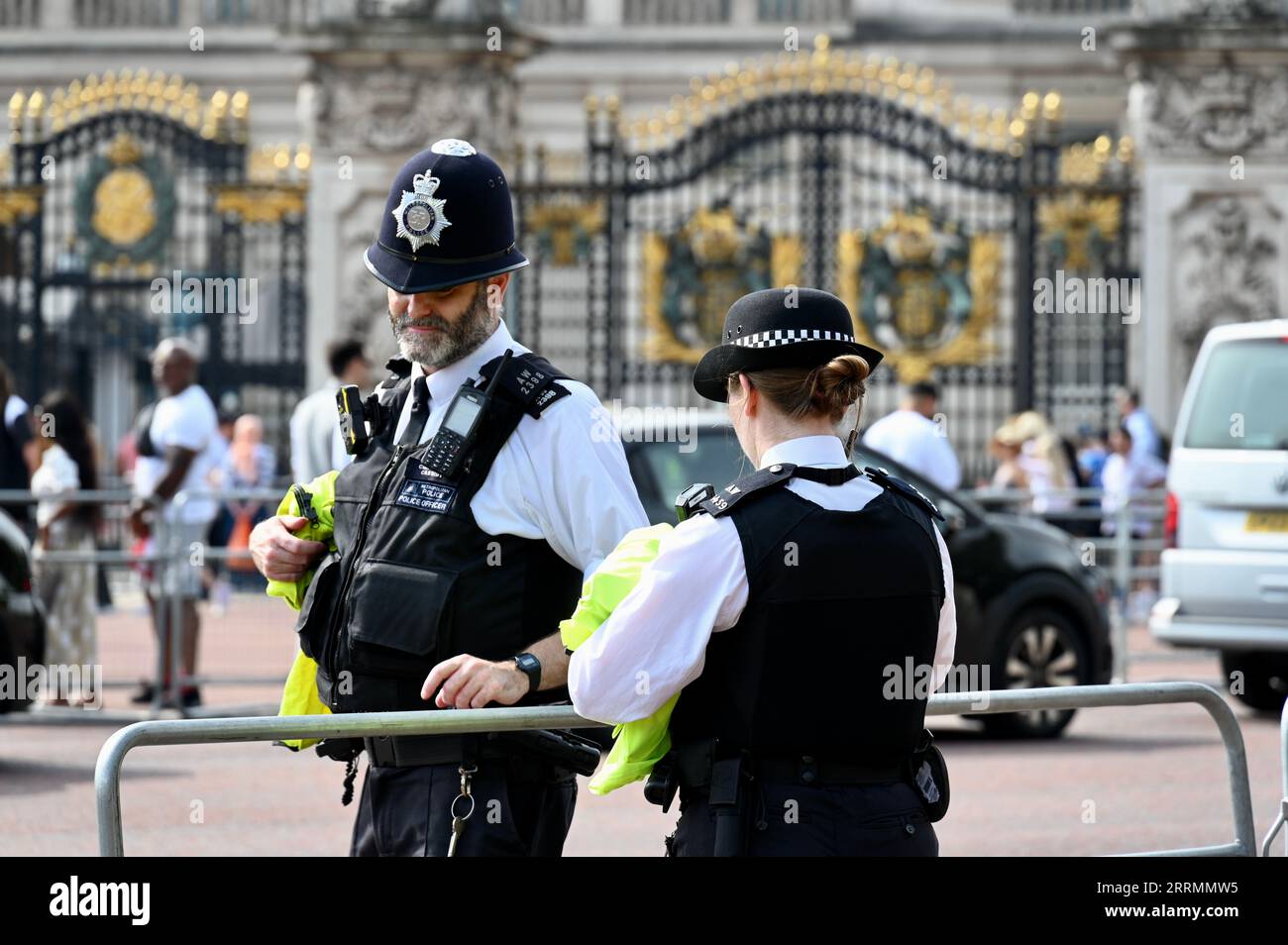 Metropolitan Police Officers, Buckingham Palace, London, UK Stock Photo ...