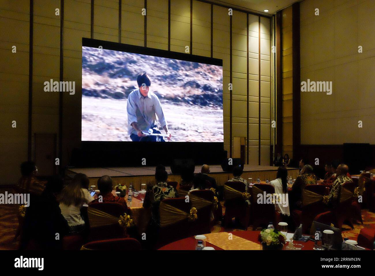 221108 -- JAKARTA, Nov. 8, 2022 -- People watch video collection of ...
