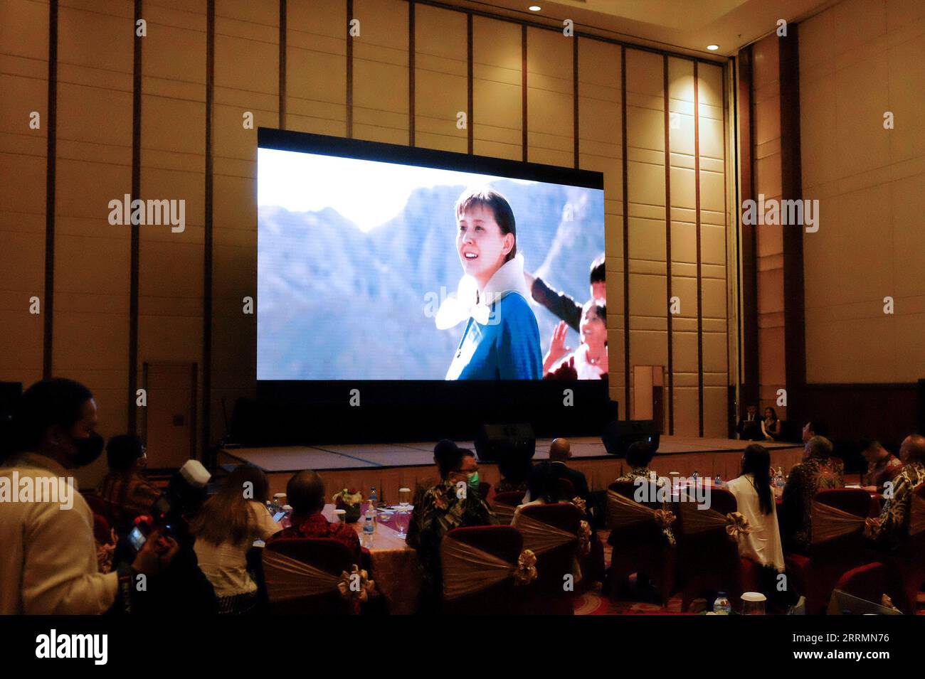 221108 -- JAKARTA, Nov. 8, 2022 -- People watch video collection of ...