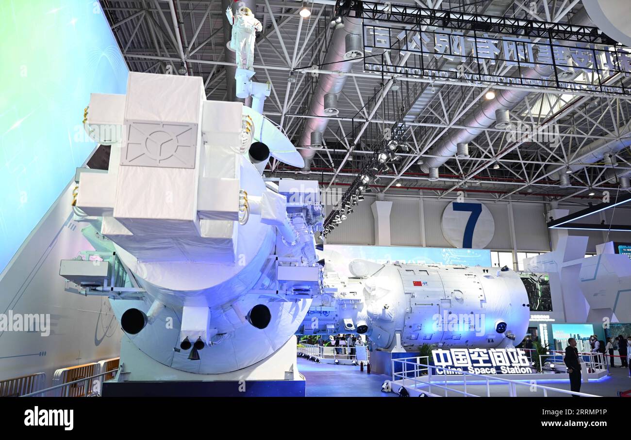 221109 -- ZHUHAI, Nov. 9, 2022 -- Visitors view the 1:1 model of China ...