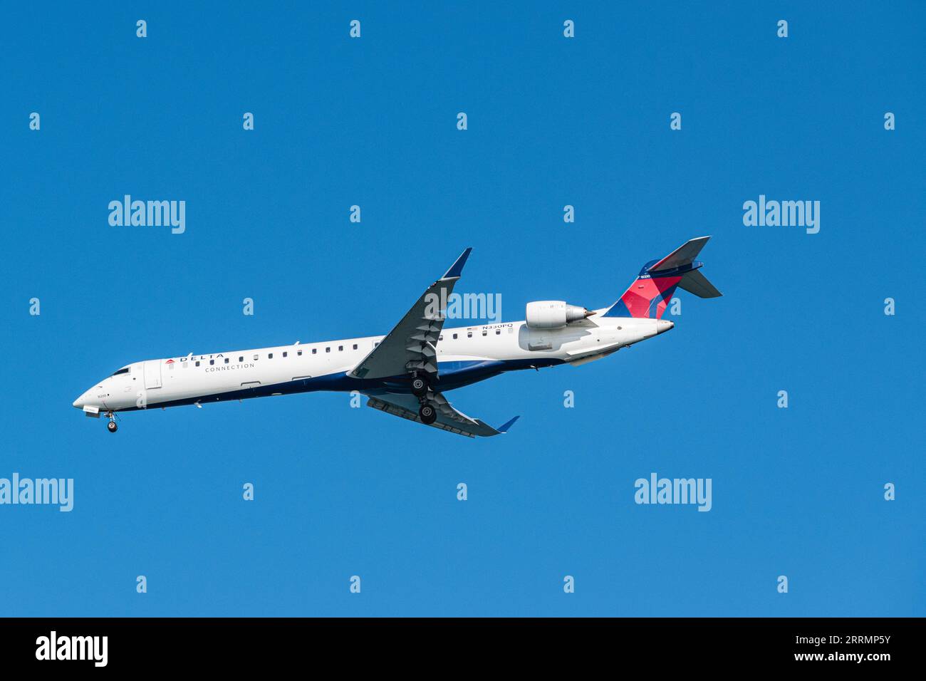 Airport overhead runway aircraft hi-res stock photography and images ...