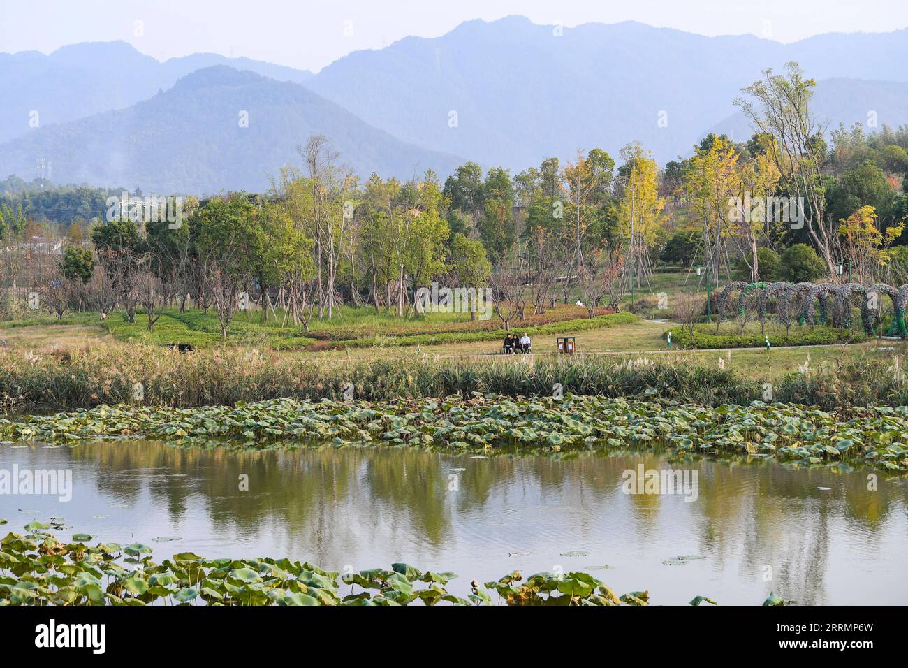 221109 -- CHONGQING, Nov. 9, 2022 -- People visit the Shuanggui Lake ...