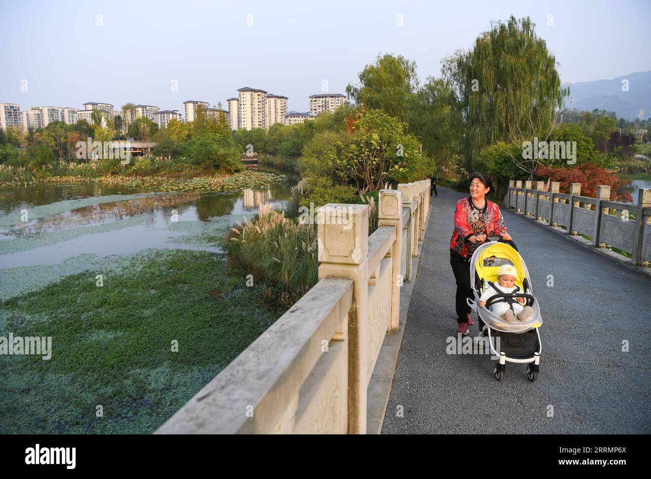 221109 -- CHONGQING, Nov. 9, 2022 -- People visit the Shuanggui Lake ...