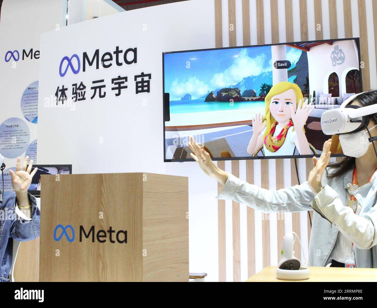 221108 -- SHANGHAI, Nov. 8, 2022 -- Visitors experience virtual reality ...