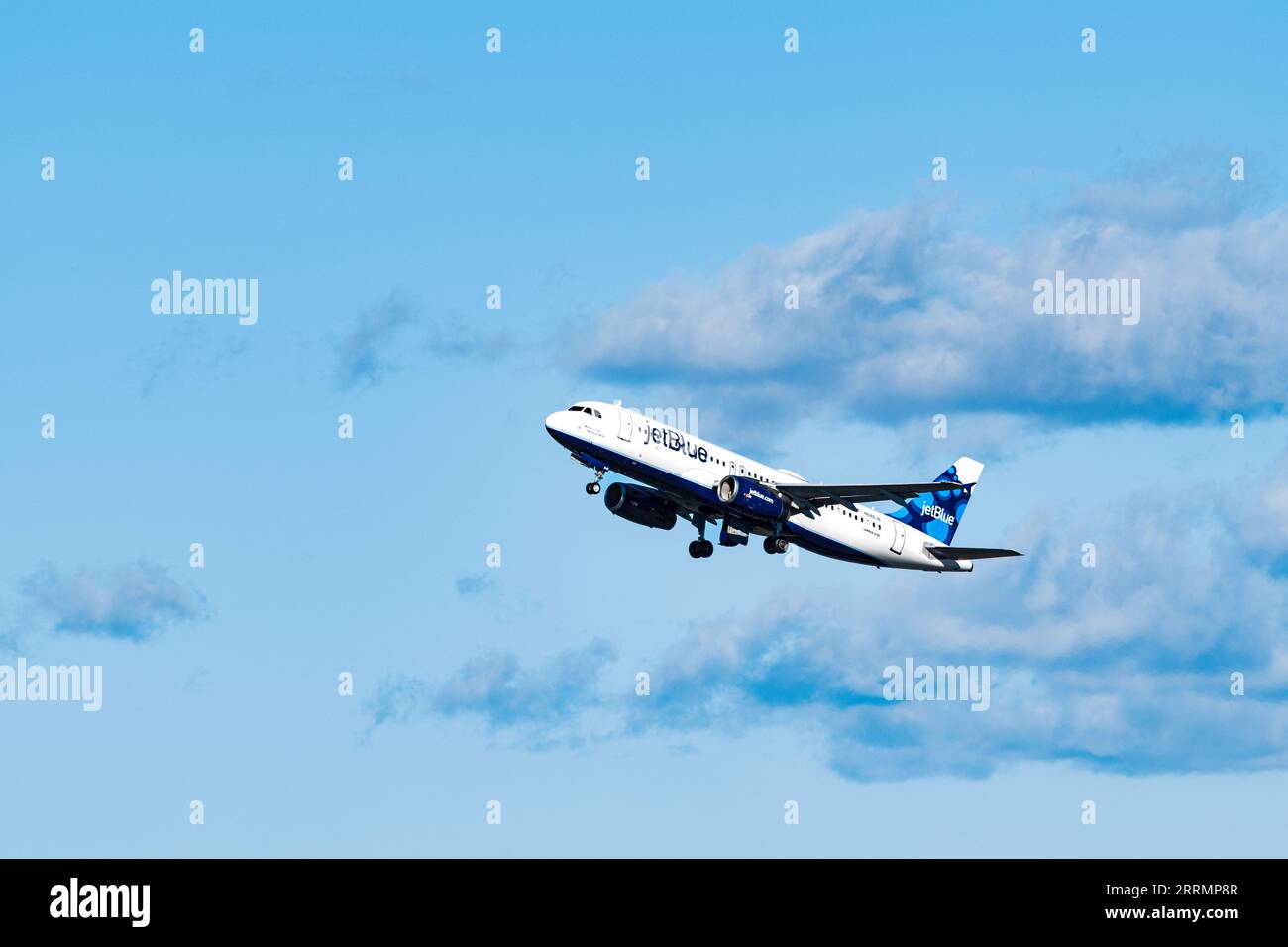 Airport overhead runway aircraft hi-res stock photography and images ...