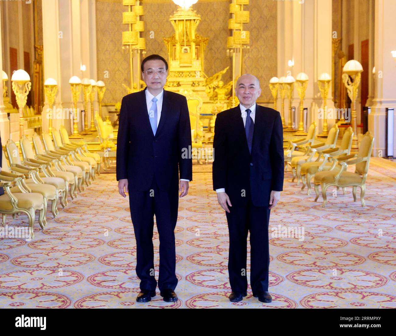 221111 -- PHNOM PENH, Nov. 11, 2022 -- Chinese Premier Li Keqiang meets ...