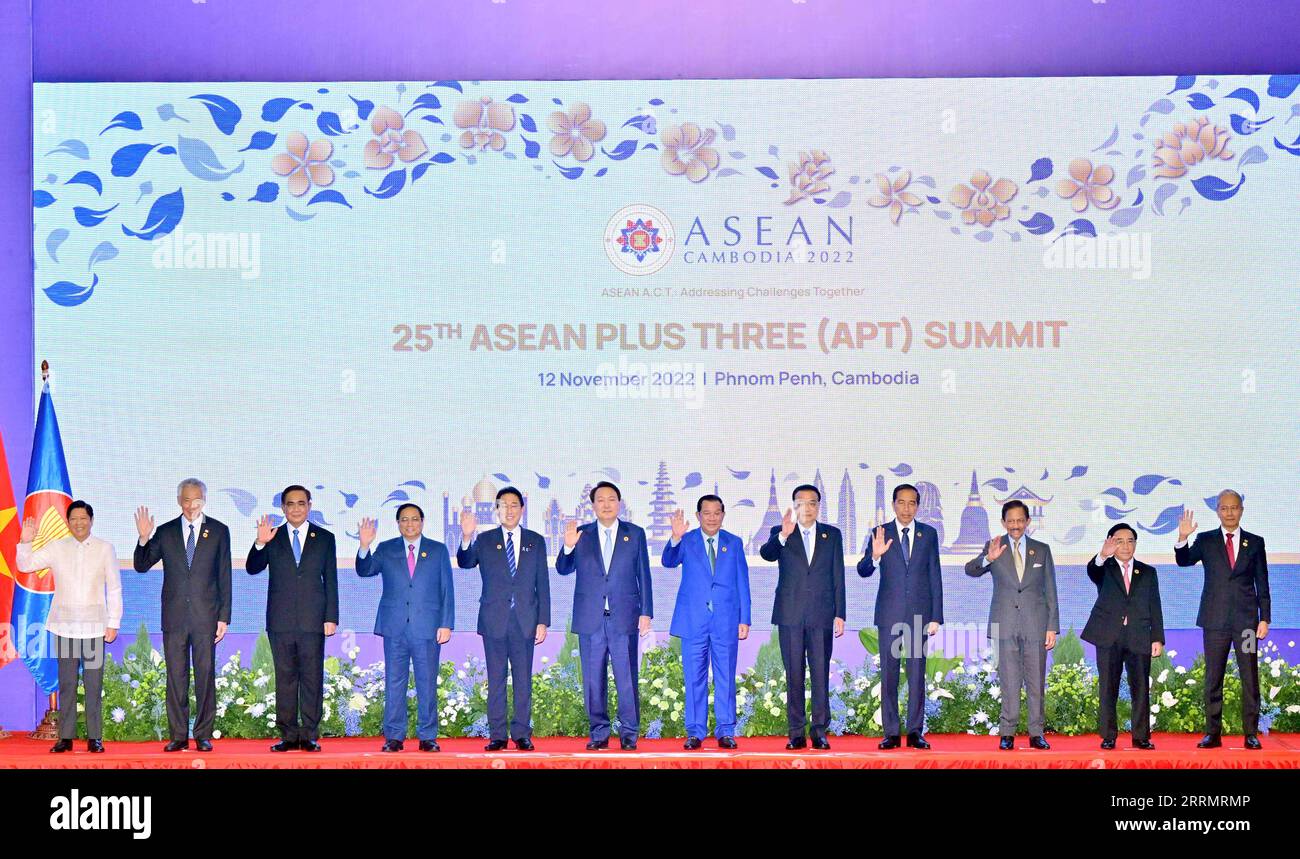 221112 -- PHNOM PENH, Nov. 12, 2022 -- Chinese Premier Li Keqiang poses ...