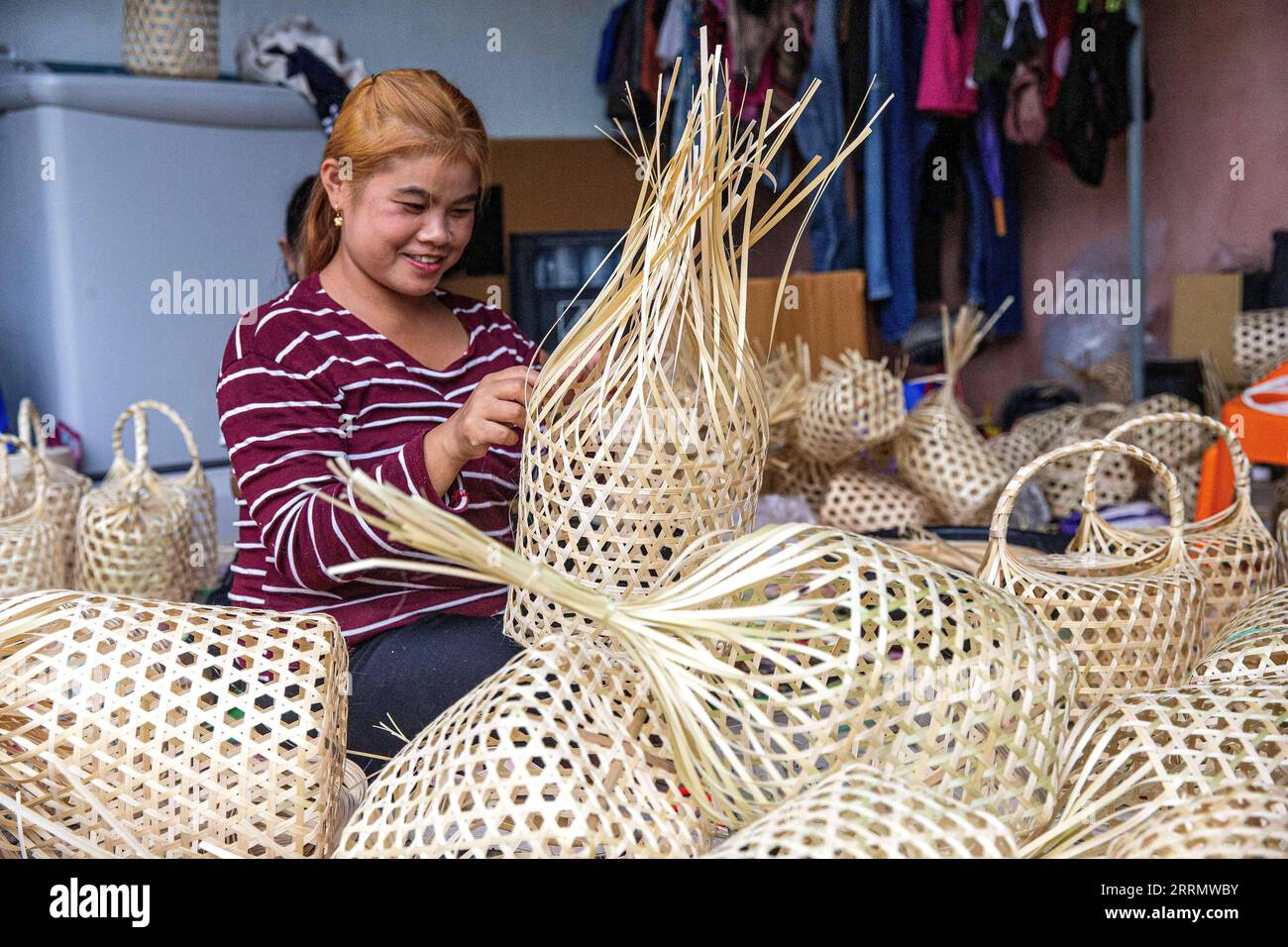 221117 -- BANGKOK, Nov. 17, 2022 -- A staff member makes a chalom in ...