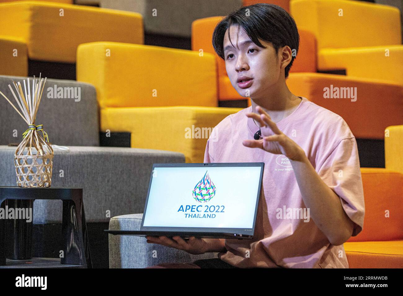 221117 -- BANGKOK, Nov. 17, 2022 -- Chawanon Wongtrakuljong shares with Xinhua his process of ...