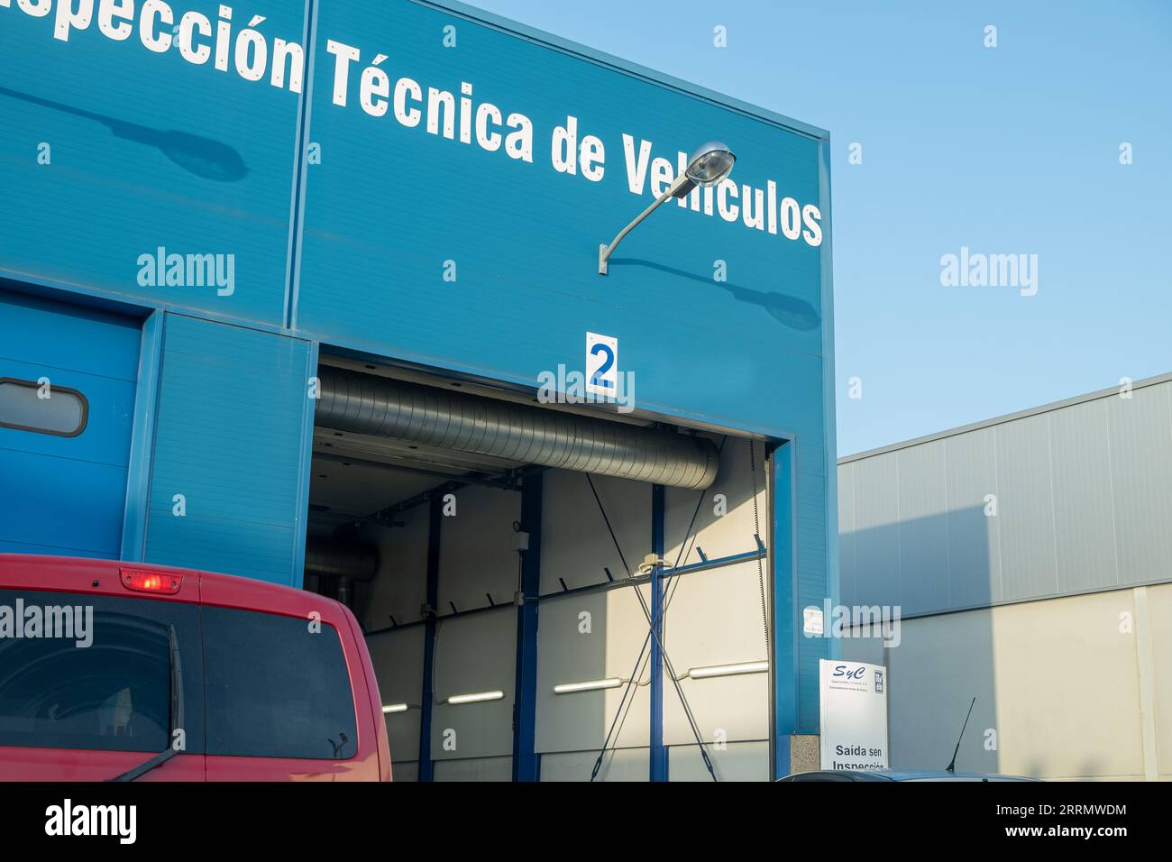 Technical vehicle inspection center hi-res stock photography and images ...