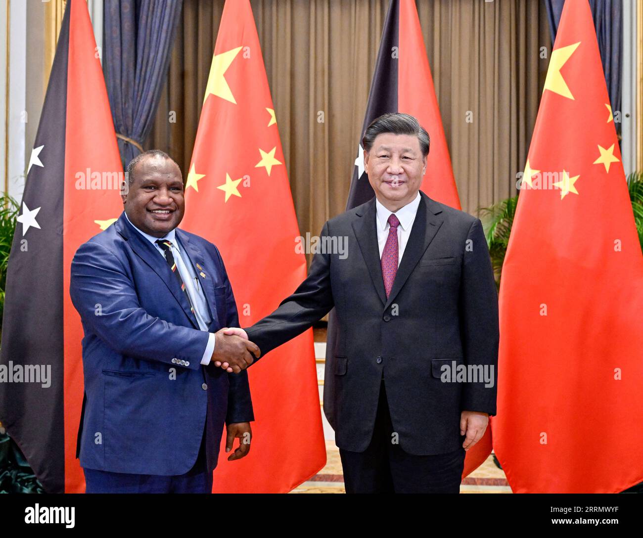 221118 -- BANGKOK, Nov. 18, 2022 -- Chinese President Xi Jinping meets ...