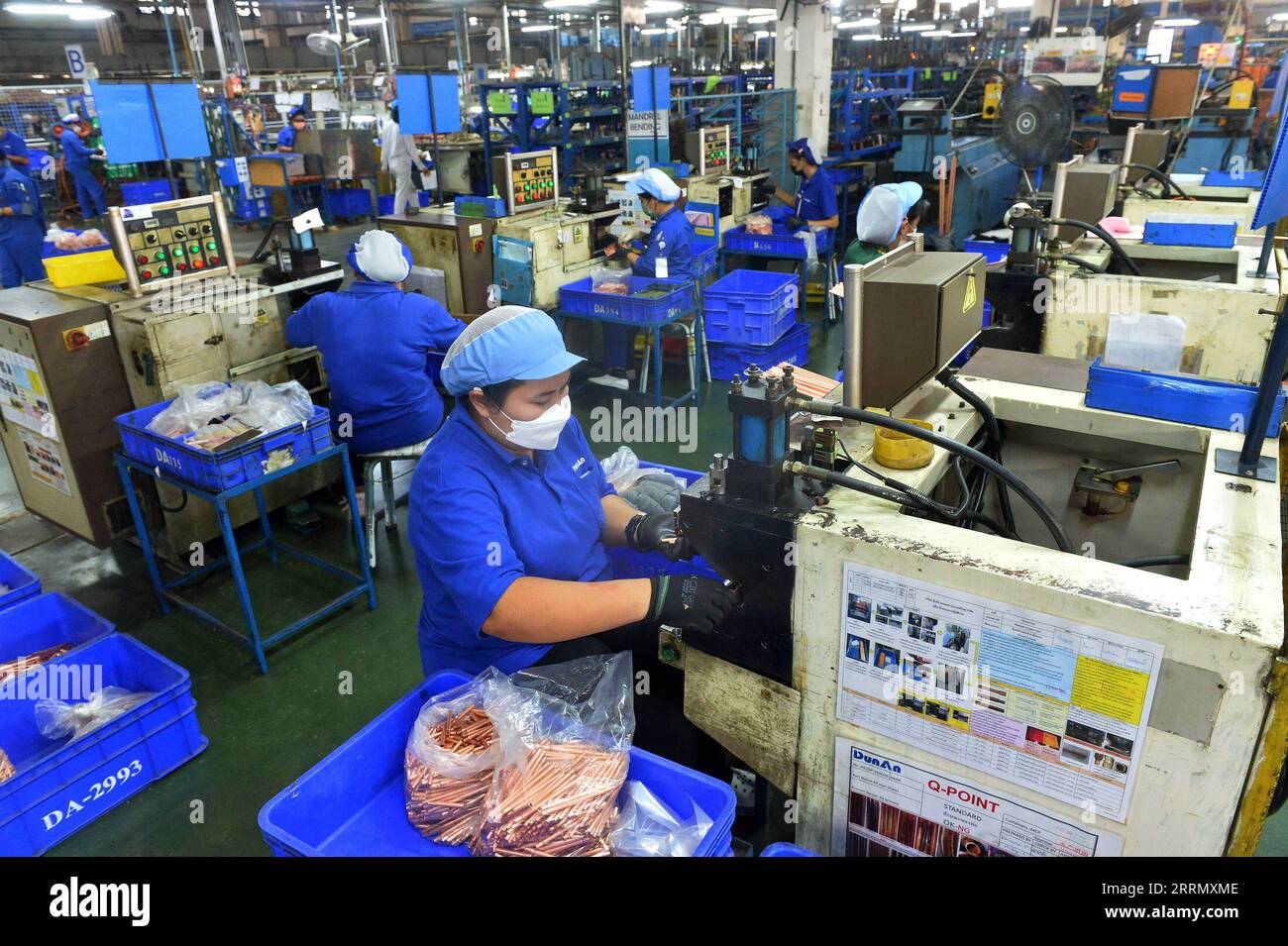 221120 -- RAYONG, Nov. 20, 2022 -- Staff members work at the production ...