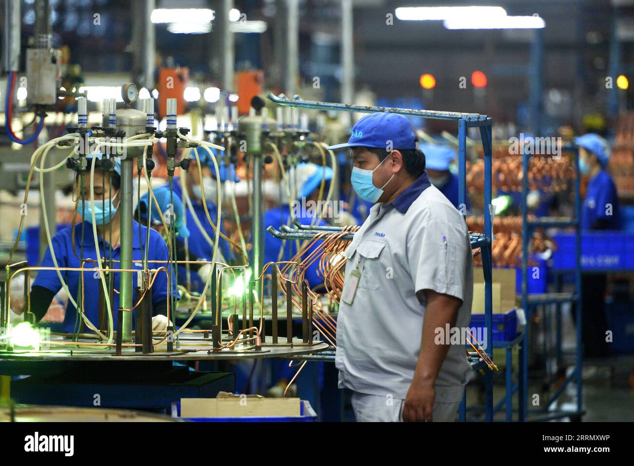 221120 -- RAYONG, Nov. 20, 2022 -- Natawut Lorboon works at the ...