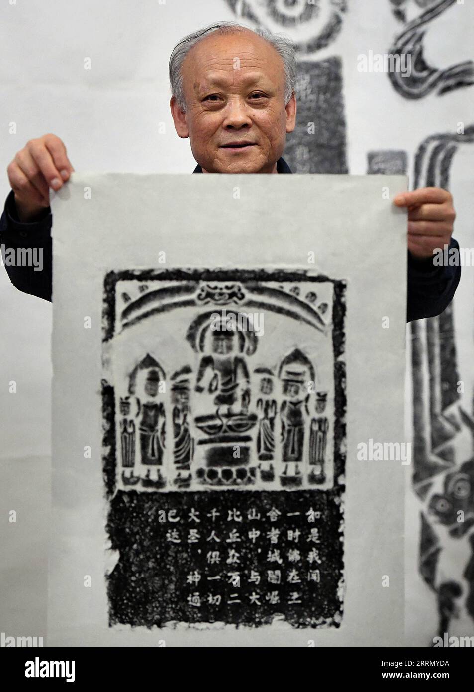 221121 -- ZHENGZHOU, Nov. 21, 2022 -- Li Renqing displays a rubbing ...