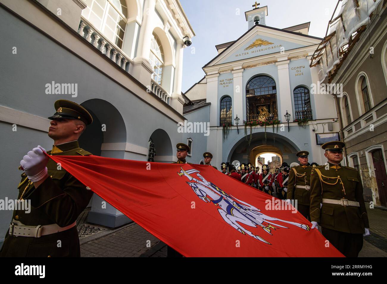 Soldiers of the honor guard company carry the historical flag of ...