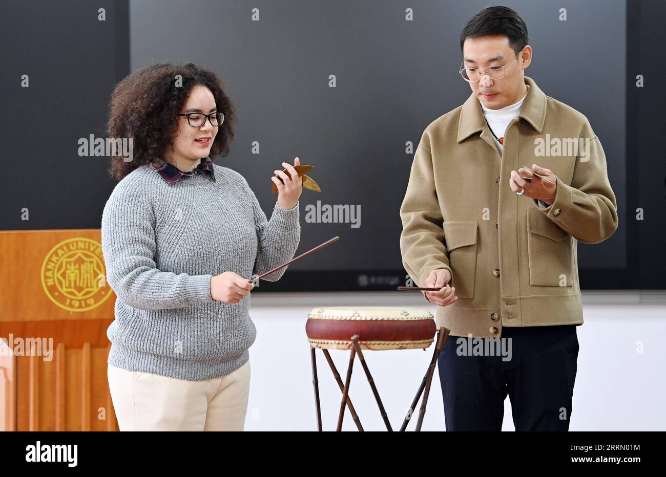 221123 -- TIANJIN, Nov. 23, 2022 -- Amiris Rodrigues Barros L learns the Jingdong Dagu from her ...