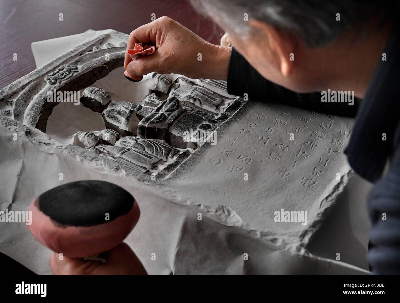 221121 -- ZHENGZHOU, Nov. 21, 2022 -- Li Renqing applies ink onto ...