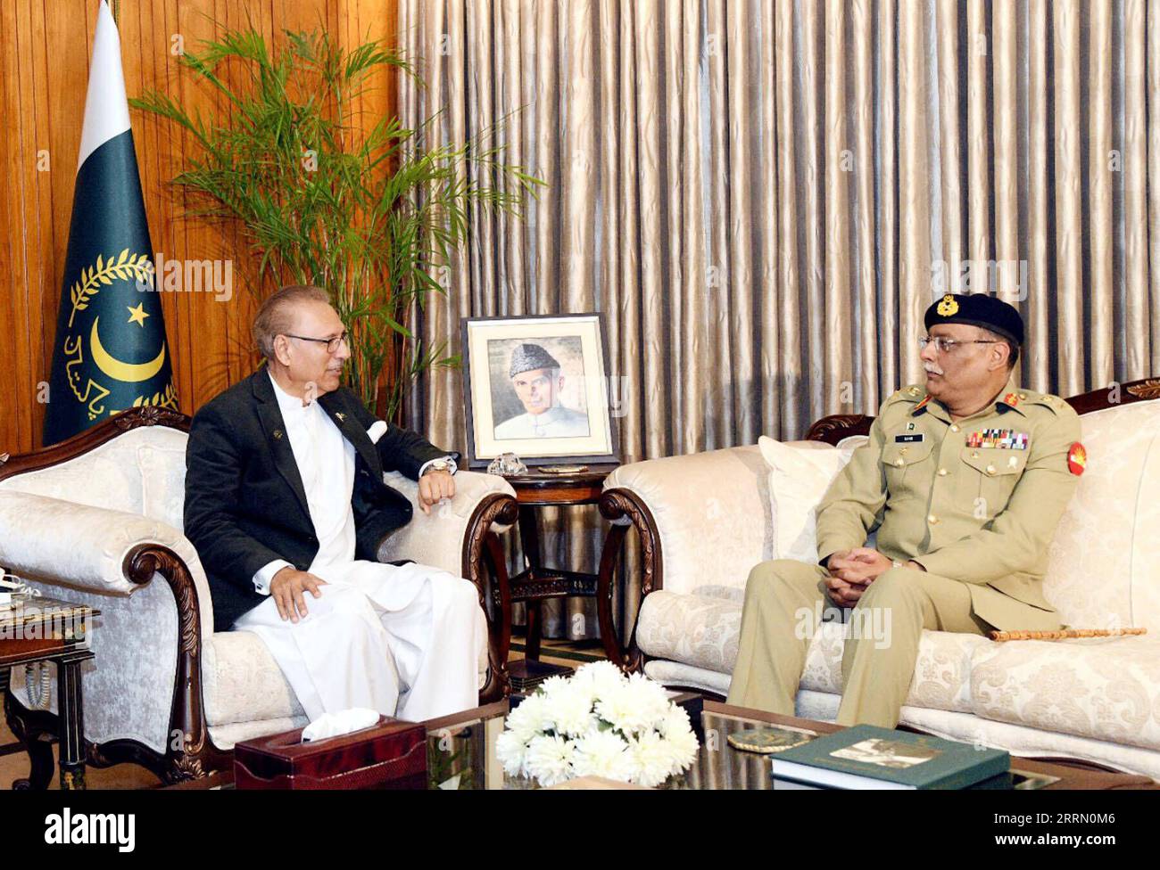 221124 -- ISLAMABAD, Nov. 24, 2022 -- Pakistani President Arif Alvi L ...