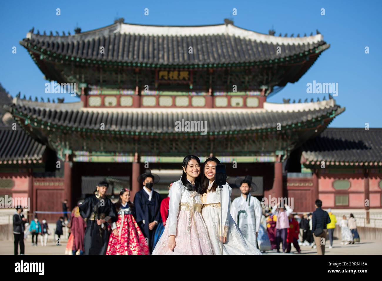 221126 -- SEOUL, Nov. 26, 2022 -- Tourists wearing traditional Hanbok ...
