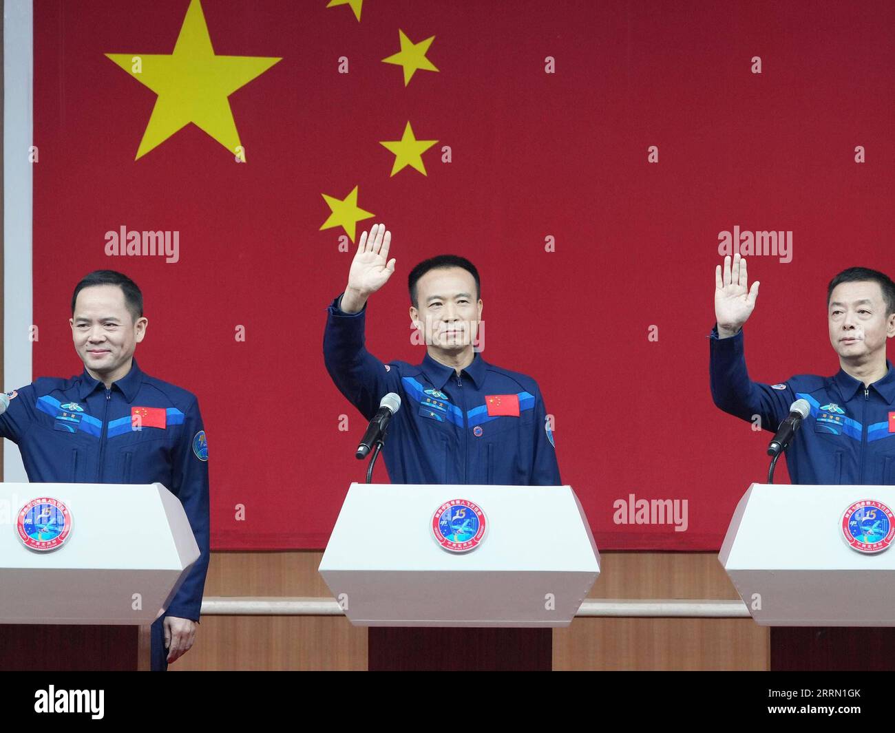 221128 -- JIUQUAN, Nov. 28, 2022 -- Fei Junlong C, Deng Qingming R and ...
