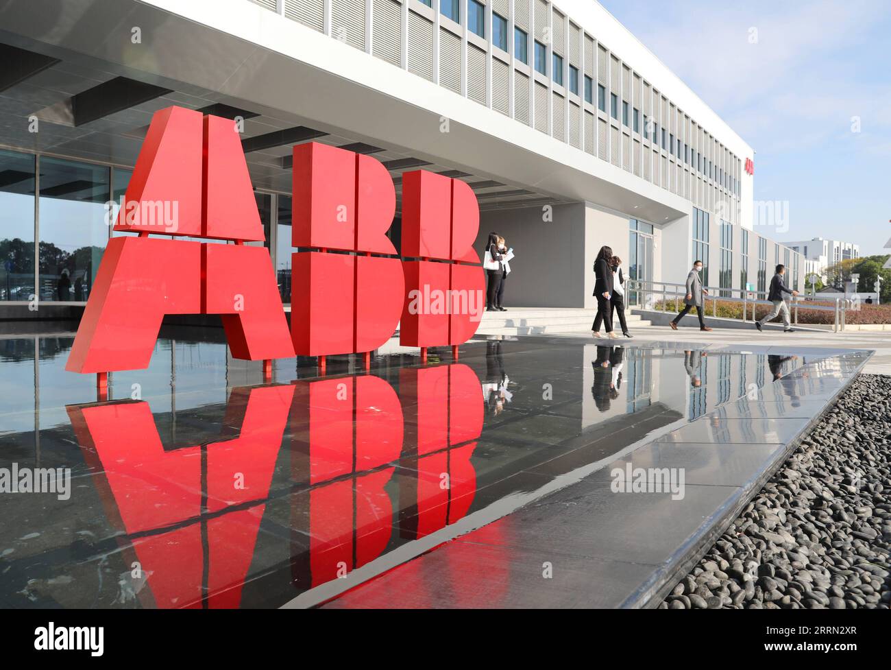 New factory robotics hi-res stock photography and images - Alamy