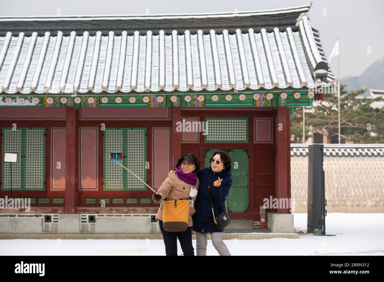 221203 -- SEOUL, Dec. 3, 2022 -- Tourists take photos at the ...