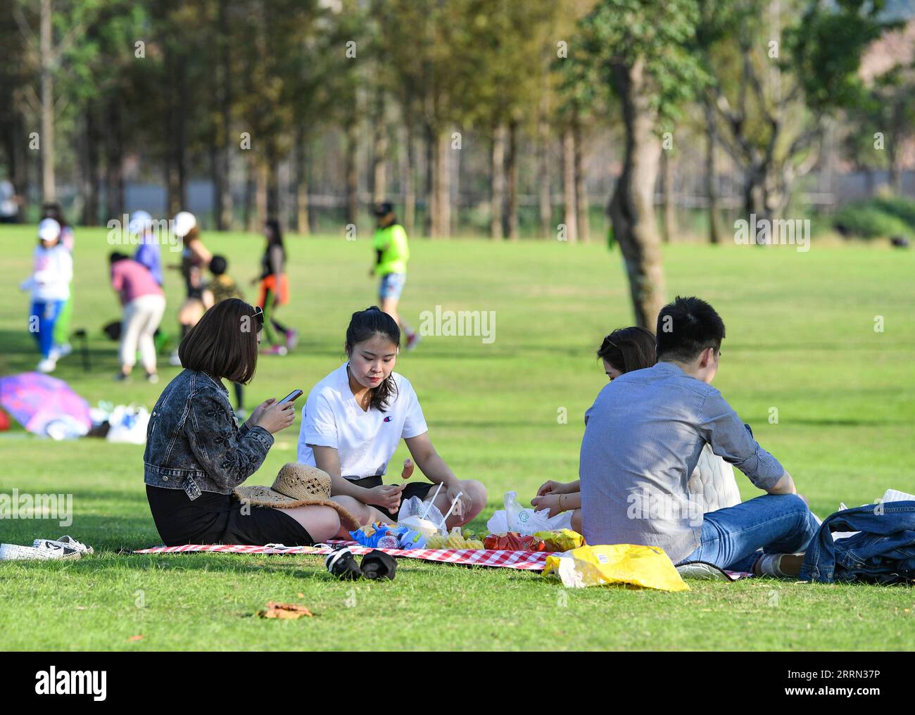 221203 -- CHONGQING, Dec. 3, 2022 -- People enjoy their leisure time on ...