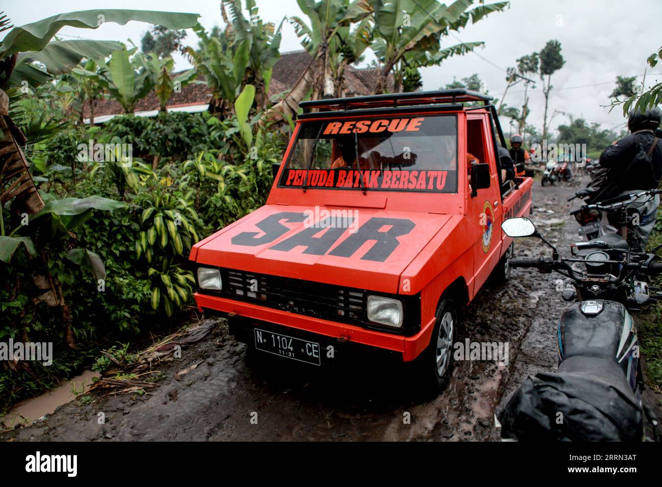 221204 -- LUMAJANG, Dec. 4, 2022 -- Rescuers evacuate nearby villagers ...