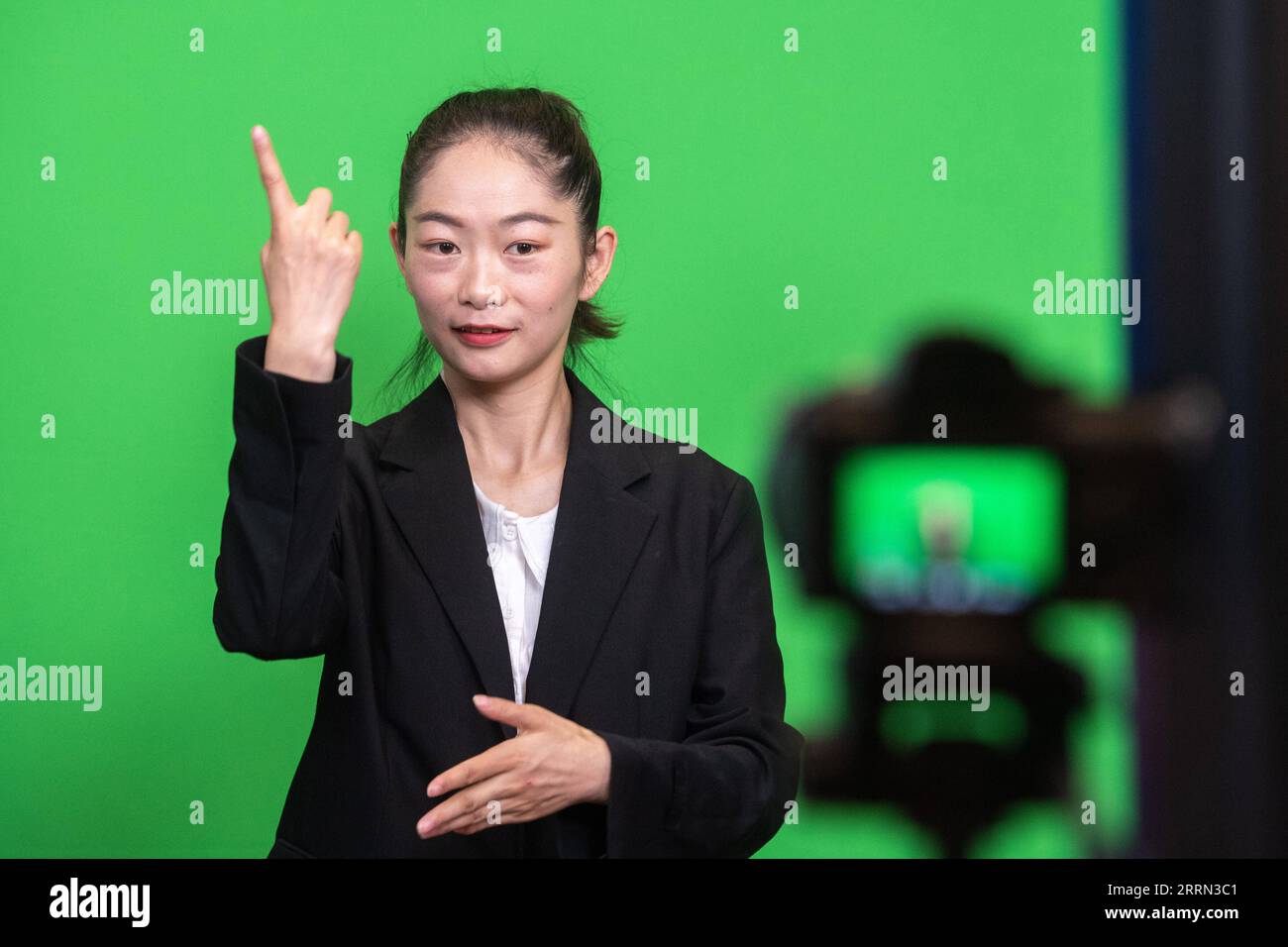 221205 -- CHONGQING, Dec. 5, 2022 -- Tan Ting gives a law lecture in ...