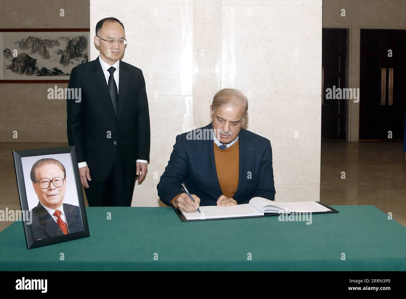 221206 -- BEIJING, Dec. 6, 2022 -- Pakistani Prime Minister Shehbaz ...