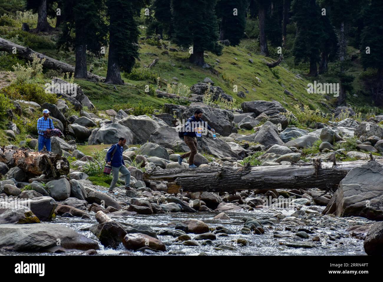 Bota Pathri, India. 08th Sep, 2023. Visitors cross the stream at Bota ...