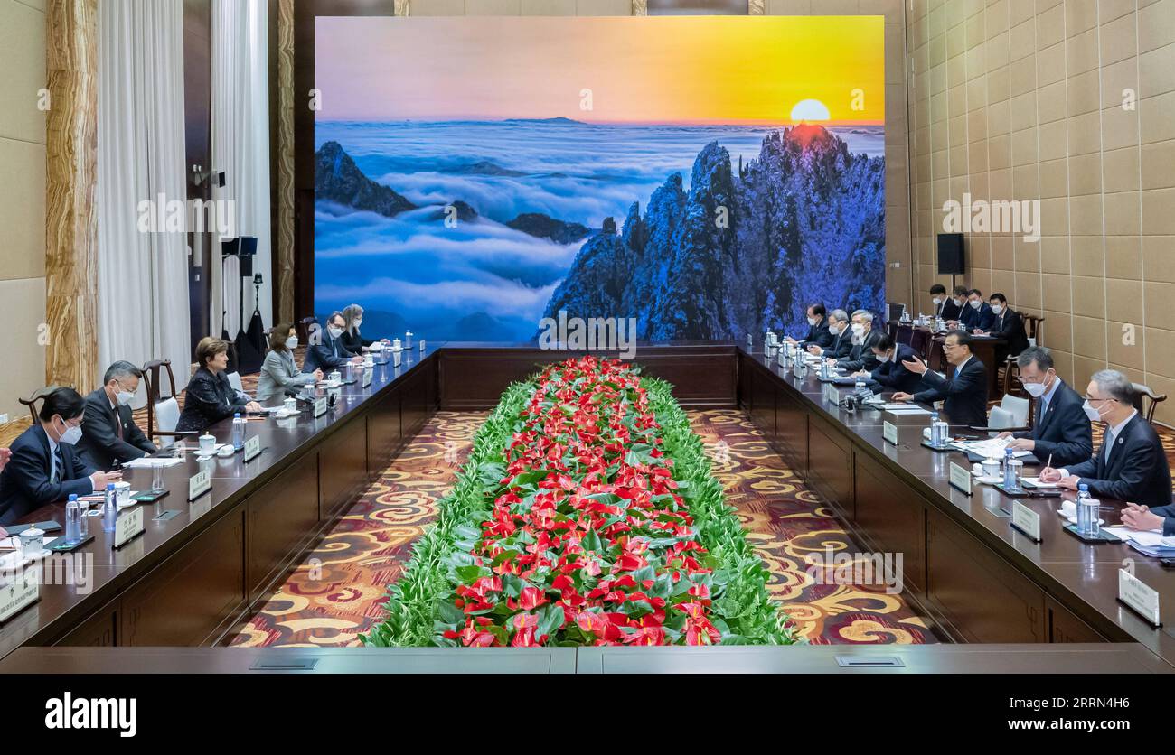 221208 -- HEFEI, Dec. 8, 2022 -- Chinese Premier Li Keqiang meets with ...