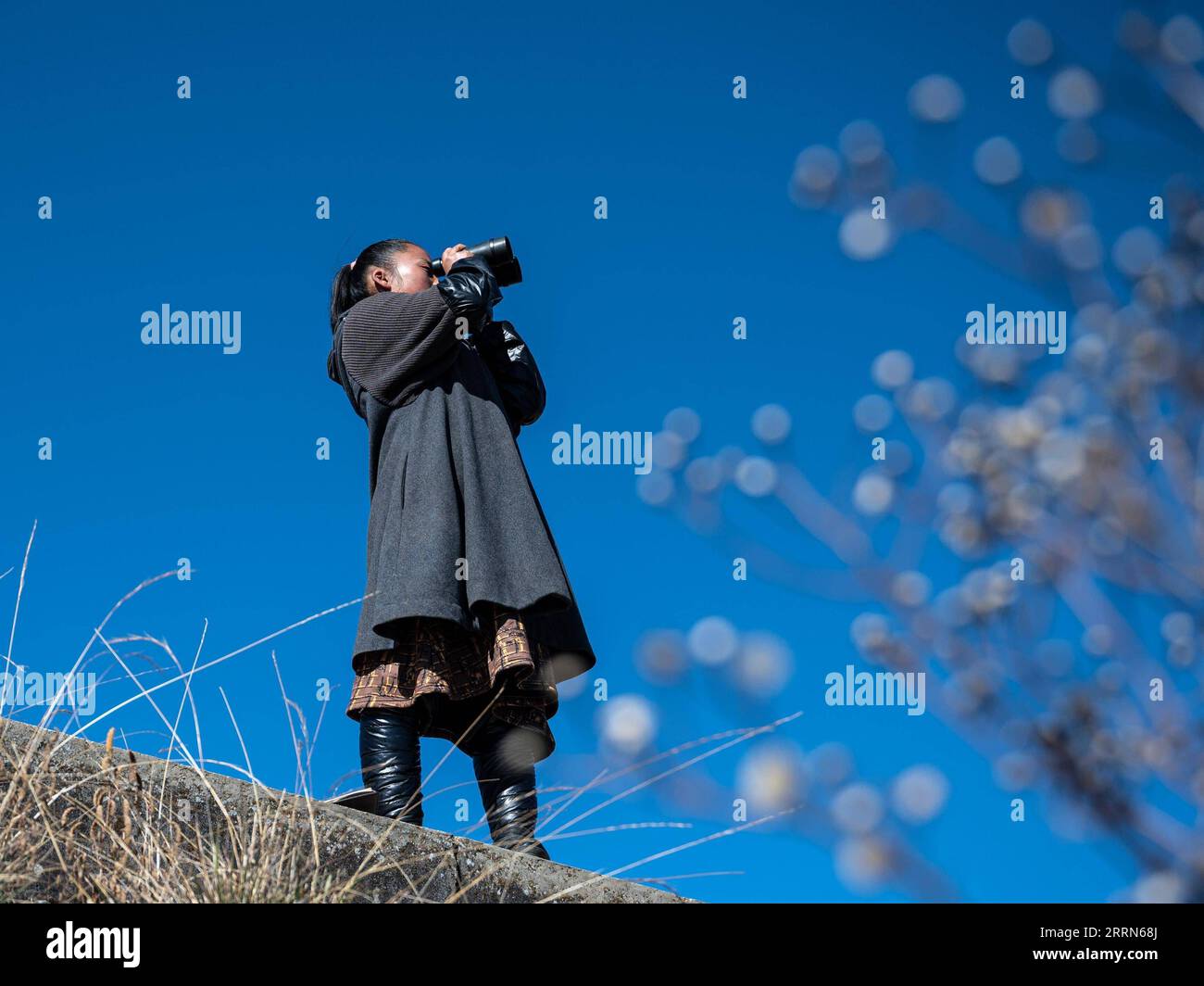 221213 -- ZHAOTONG, Dec. 13, 2022 -- Chen Guanghui observes black ...