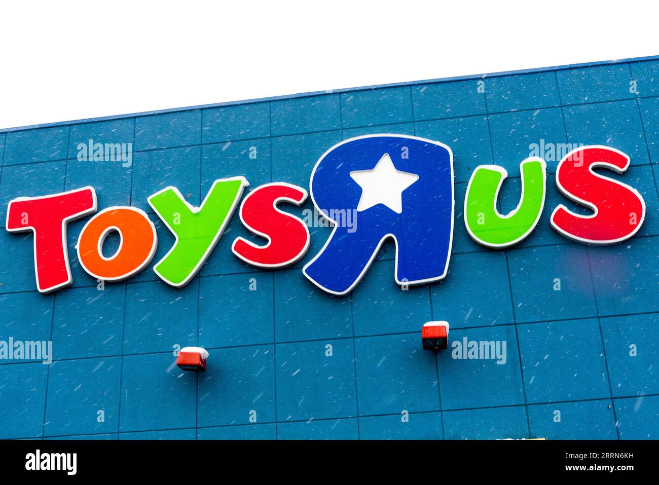 Toys r us building facade hi-res stock photography and images - Alamy
