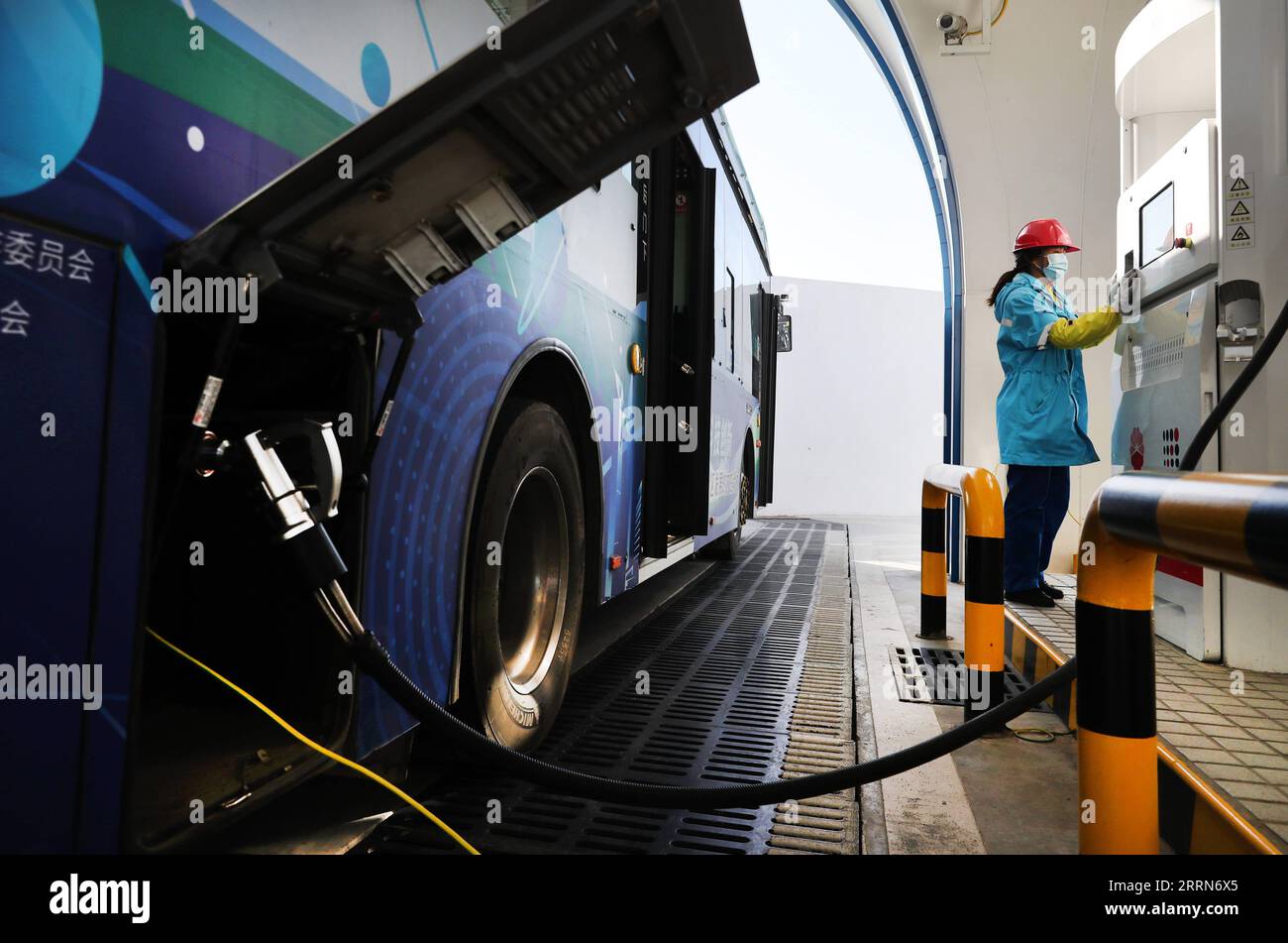 221216 -- SHANGHAI, Dec. 16, 2022 -- A staff member refuels a public ...