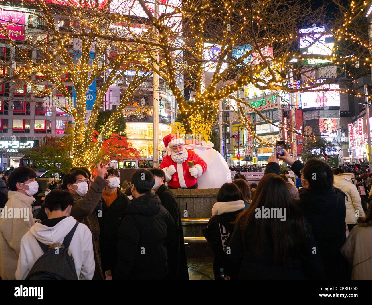 221221 -- TOKYO, Dec. 21, 2022 -- A Santa Claus statue is set outside ...