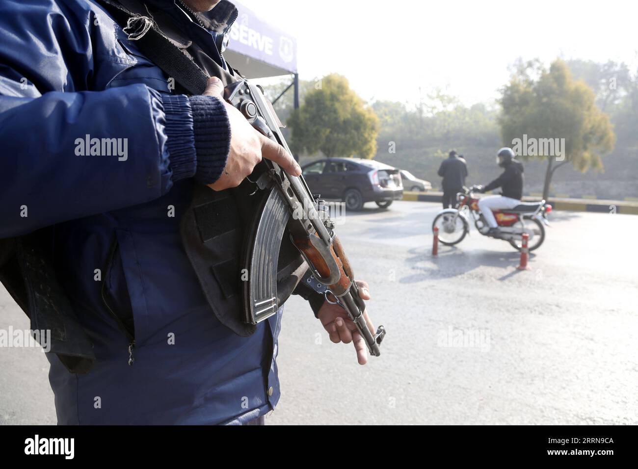 221224 -- ISLAMABAD, Dec. 24, 2022 -- A policeman stands guard at a ...