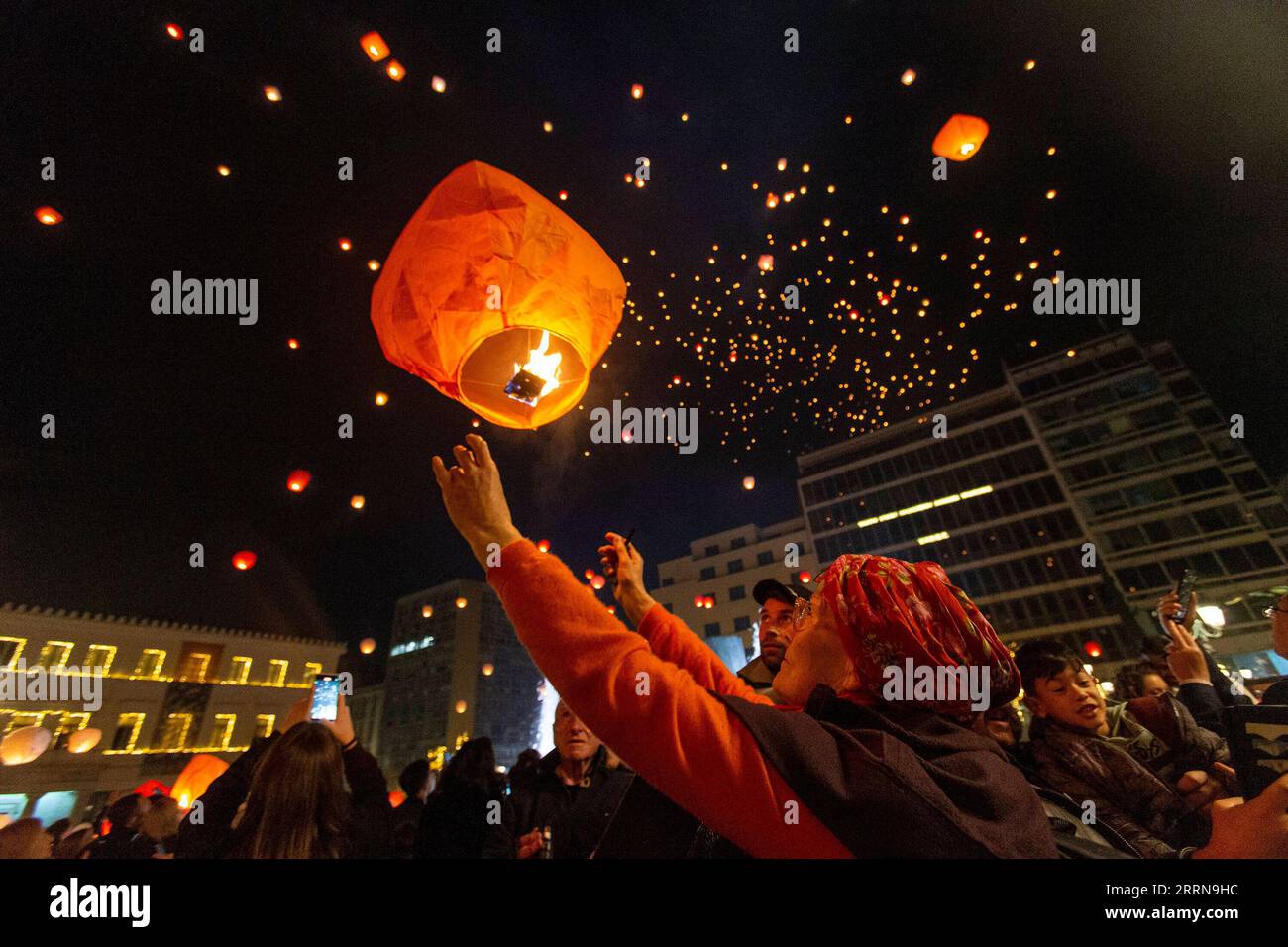 221225 -- ATHENS, Dec. 25, 2022 -- People release traditional paper ...