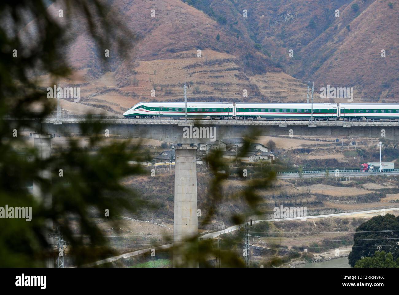 221226 -- CHENGDU, Dec. 26, 2022 -- A Fuxing high-speed train makes a ...