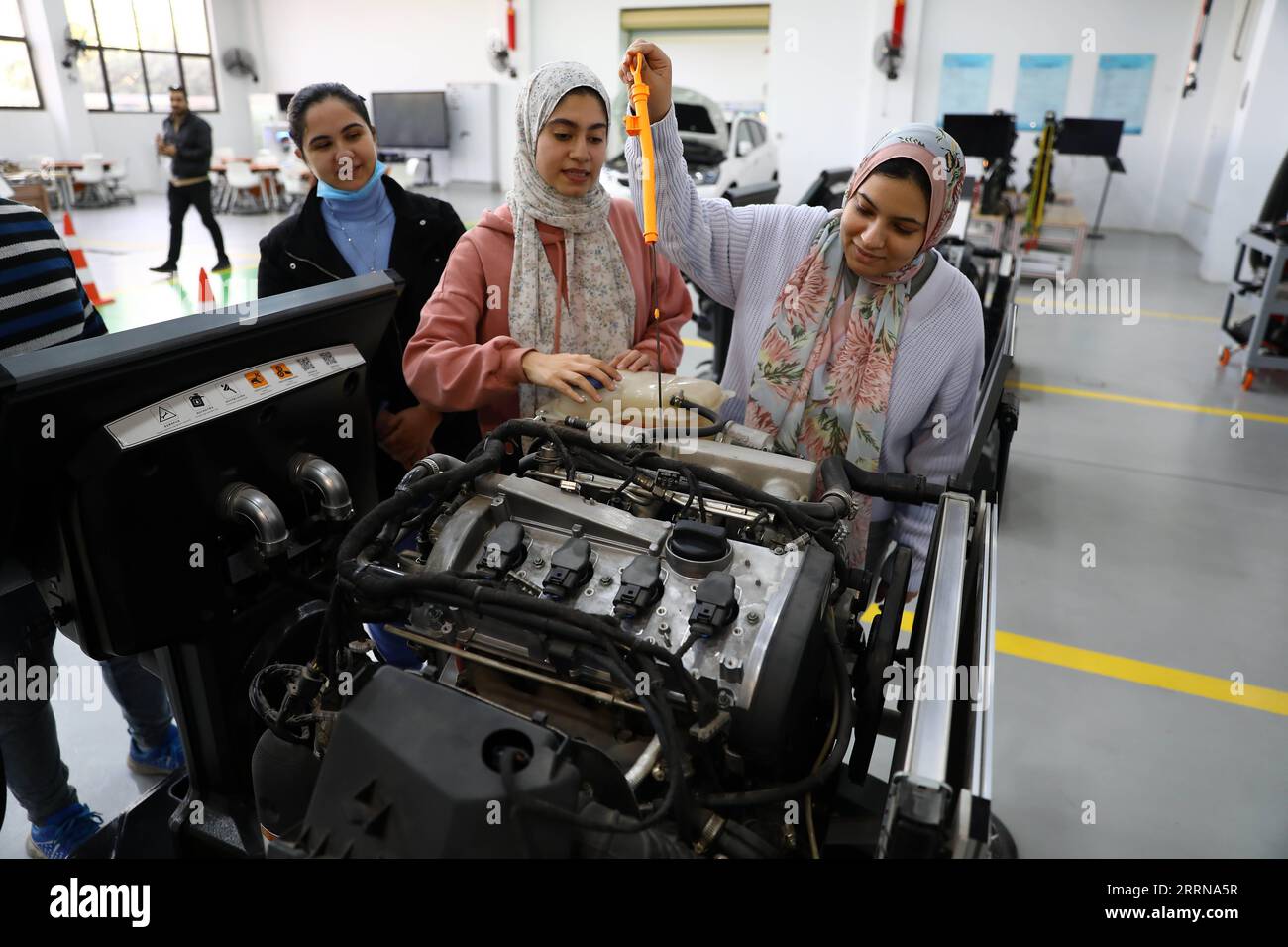 221227 -- CAIRO, Dec. 27, 2022 -- People receive training at the automobile application and ...