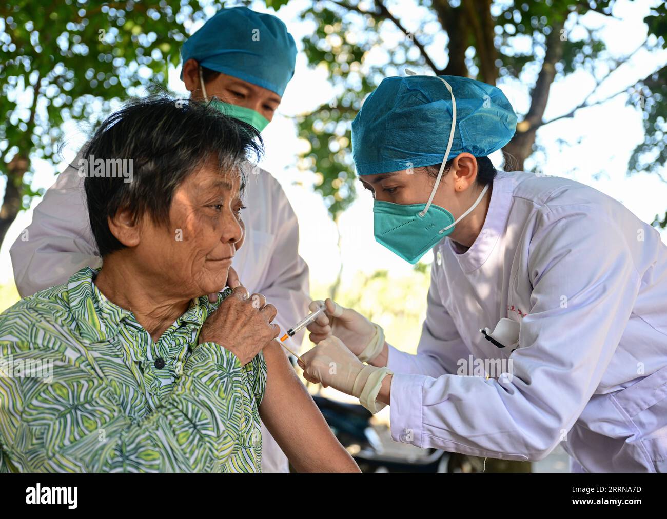 221228 -- BEIJING, Dec. 28, 2022 -- A medical worker administers a dose ...