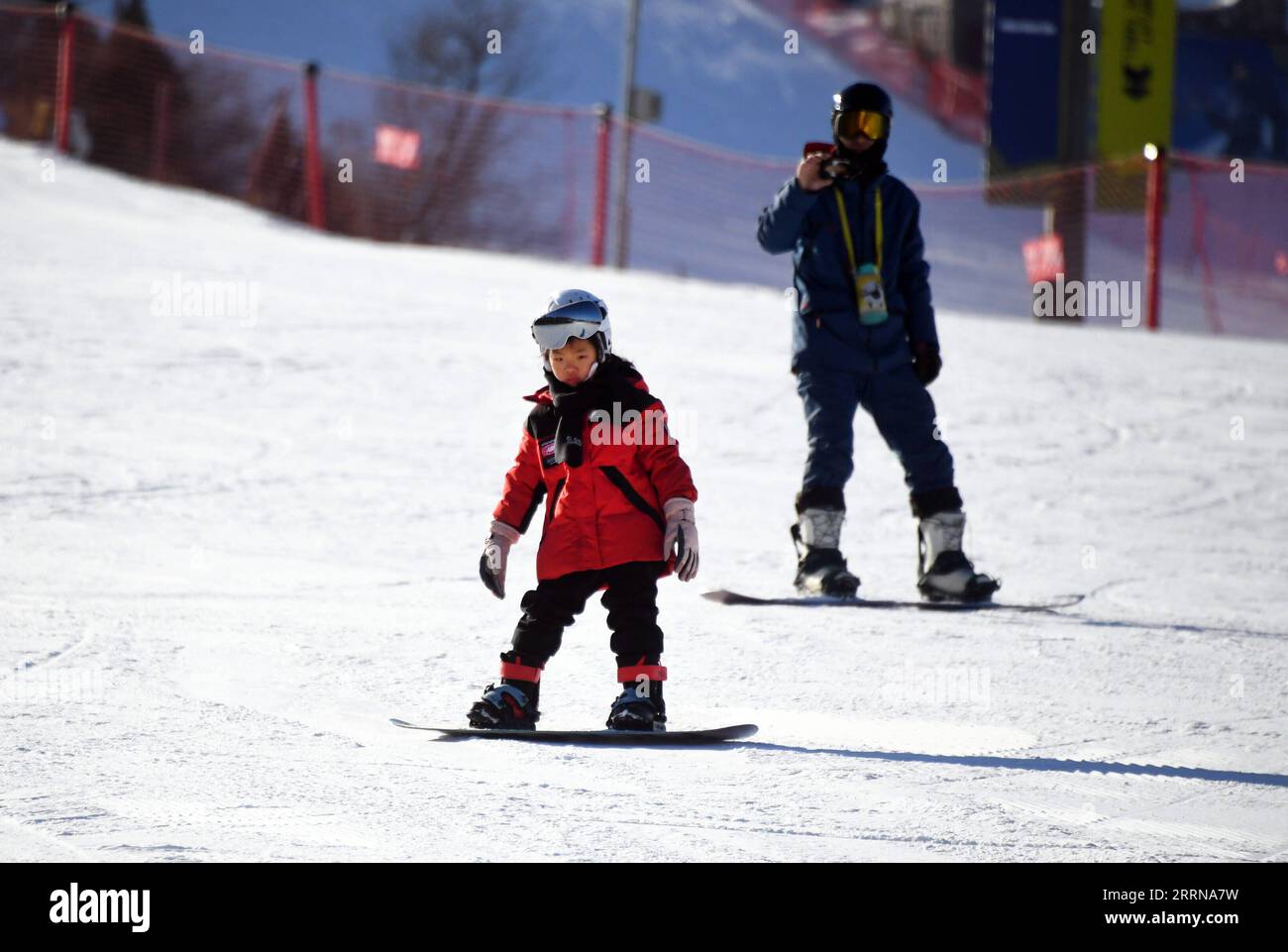 221228 -- BEIJING, Dec. 28, 2022 -- A child L snowboards at a ski ...