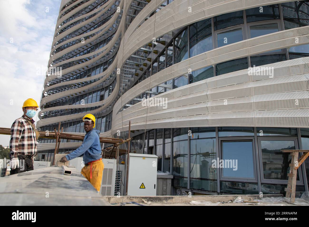 221228 -- ADDIS ABABA, Dec. 28, 2022 -- Workers are seen at the ...