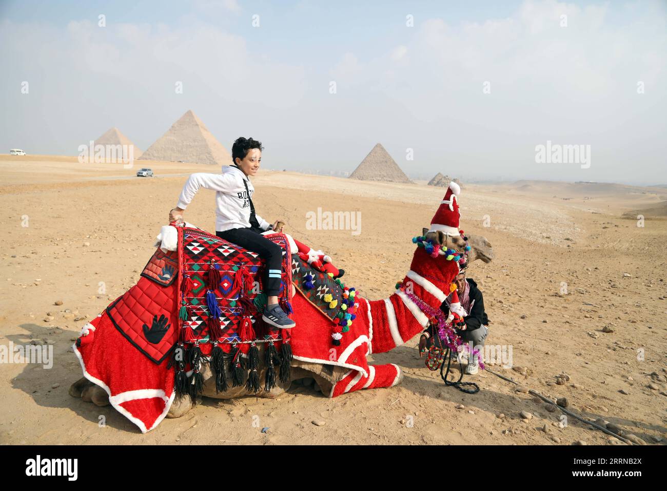 221231 -- CAIRO, Dec. 31, 2022 -- A tourist poses for photos with a ...