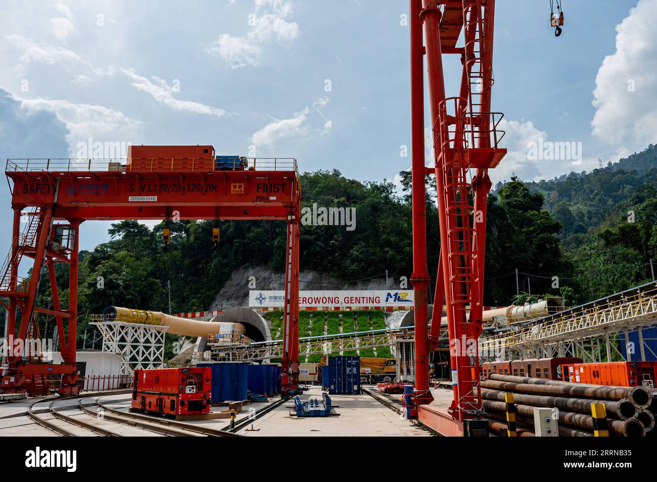 Construction momentum hi-res stock photography and images - Alamy